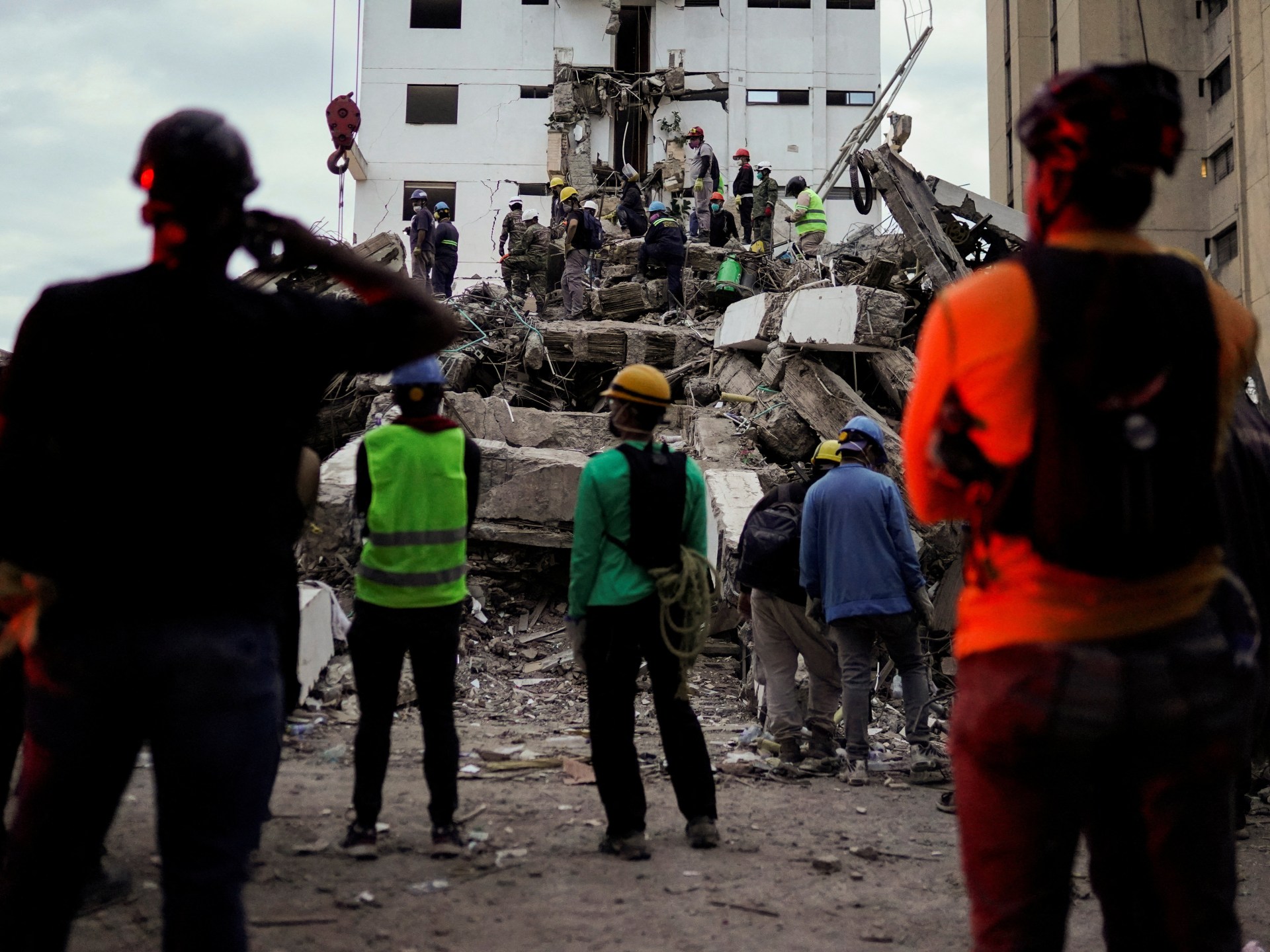 Colombias Earthquake Rescue Efforts Enter Final Phase With Toll At 265